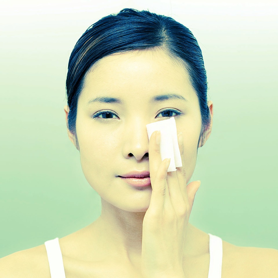 Get Rid Of Oily Hair With Blotting Paper Musely get-rid-of-oily-hair-with-blotting-paper-musely